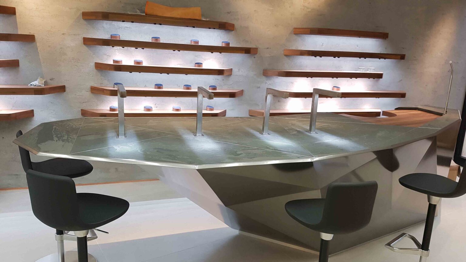 Liquid Metal Designs: Transform Your Spaces with Elegance